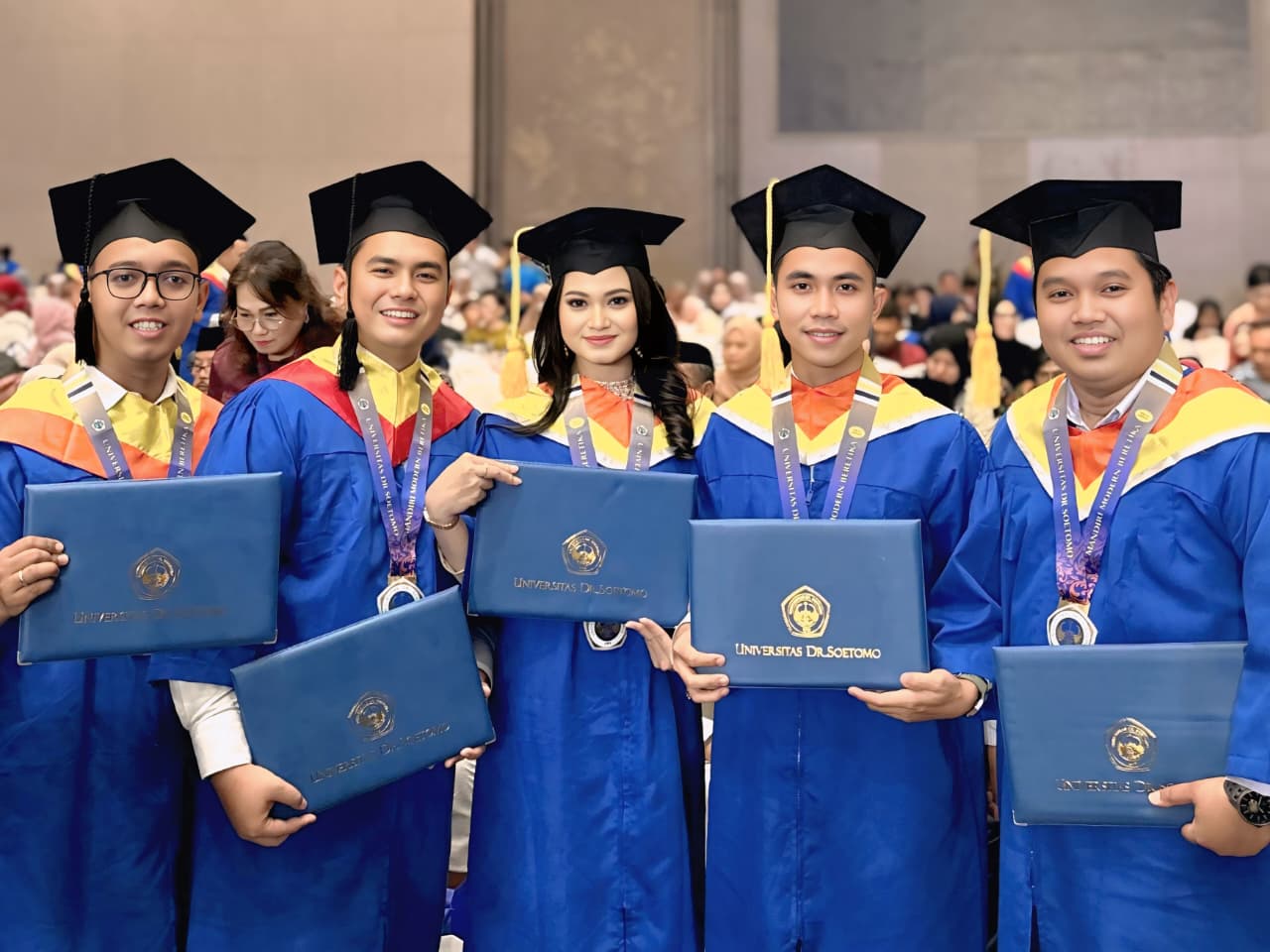 Wisuda Unitomo Semester Genap 2025 Hadirkan Kisah Inspiratif dari ...